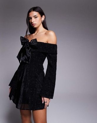 Asos Robe courte en maille boucl&eacute;e &agrave; encolure bardot avec jupe pliss&eacute;e et noeud - Noir