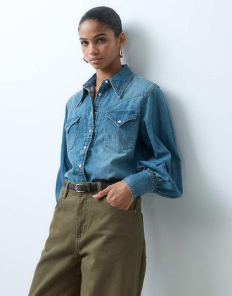 Wrangler chemise western en denim &agrave; manches blousantes en bleu moyen