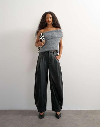 Topshop Hose in Barrel-Leg-Form mit Kunstleder-Passe in Schwarz