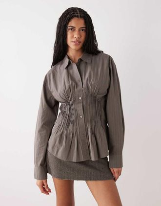 Weekday Taillierte Hemdbluse in gestreiftem Grau mit Raffung und Sch&ouml;&szlig;chensaum