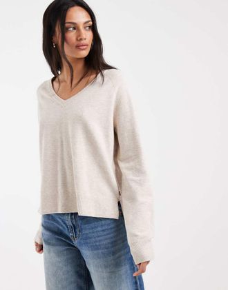 Levi's pull col V ultra doux avec ourlet fendu en beige clair-Blanc
