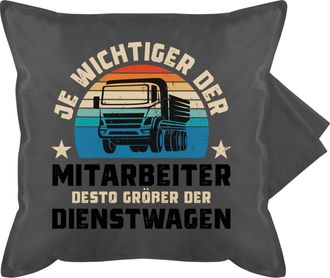 Shirtracer Kissenbezug - Trucker Kissen - Je wichtiger der Mitarbeiter, desto gr&ouml;&szlig;er der Dienstwagen - LKW Fahrer Geschenk - 50 x 50 cm - Grau - Polster Spruch G