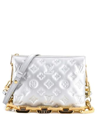 Louis Vuitton sac &agrave; bandouli&egrave;re BB Coussin en cuir dagneau emboss&eacute; - Argent