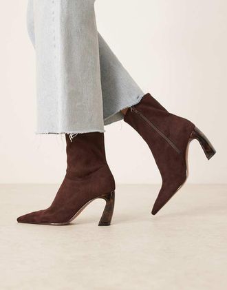 Asos Esme - Stiefeletten aus Wildlederimitat in Schokobraun mit Bananenabsatz