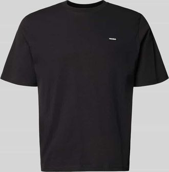 Review Basic T-Shirt mit kleinem Logo-Patch auf der Brust