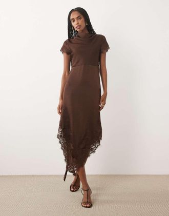 Vero Moda robe longue en satin marron &agrave; manches courtes et d&eacute;tail jupe en dentelle