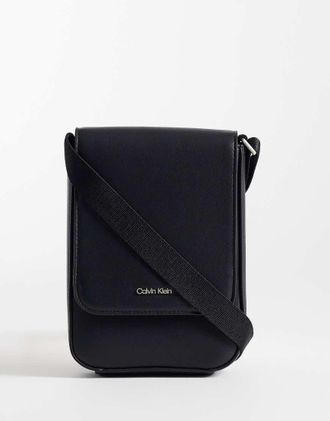Calvin Klein Jeans - Sac bandouli&egrave;re avec logo en relief - Noir