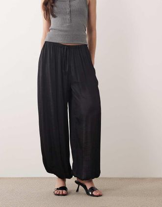 Nobody's Child Vida - Pantalon bouffant en satin nou&eacute; &agrave; la taille - Noir