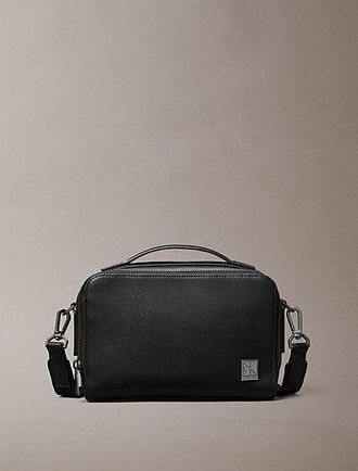 Calvin Klein Crossbody-kameratasche Mit Saffiano-emblem-logo - Black - Herren - Einheitsgr&ouml;&szlig;e