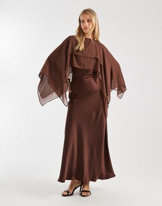 Asos Robe longue en mousseline &agrave; d&eacute;tail cape - Chocolat-Brown
