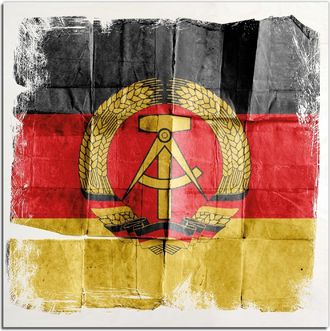 Wallario Wandbild aus Holz DDR Flagge auf altem Papier - schwarz rot Gold - 40 x 40 cm in Premium-Qualität: Brillante Farben
