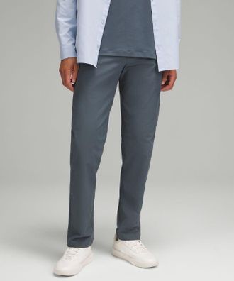 lululemon ABC Chinohose im Classic Fit Stretch- VersaTwill f&uuml;r M&auml;nner - 81 cm - Gr&ouml;&szlig;e 28 in Oil Grey
