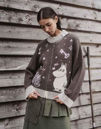 Daisy Street x Moomin Strickpullover mit Rei&szlig;verschluss und hohem Kragen in Braun