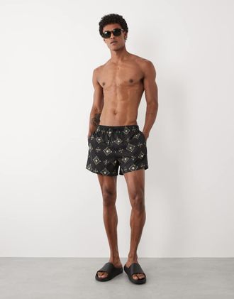 Abercrombie & Fitch Badehose in Schwarz mit Kachelmuster, 5 Zoll Schrittl&auml;nge