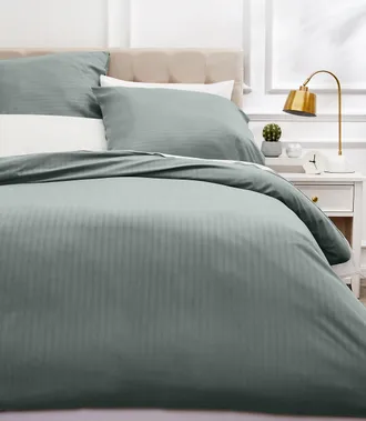 Amazon Basics 3-teiliges Mikrofaser-Bettw&auml;sche-Set, Doppelbett, Bettbezug 200 x 200 cm & 2 Kissenbez&uuml;ge 80 x 80 cm, Dunkelgrau, gestreift