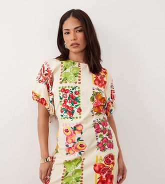 Never Fully Dressed Petite - Robe courte trap&egrave;ze avec manches courtes et liens nou&eacute;s au dos - Cr&egrave;me &agrave; imprim&eacute; fruits-Blanc