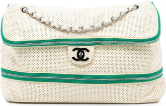 Chanel Hobo Bags - Perforated Calfskin Expandable Shoulder Bag - Gr. unisize - in Wei&szlig; - f&uuml;r Damen