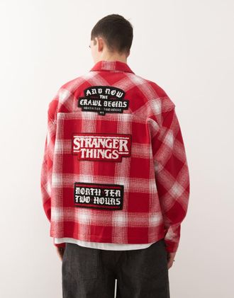 Reclaimed Vintage x Stranger Things - Angerautes Flanellhemd in Rot und Wei&szlig; mit Boucl&eacute;-Aufn&auml;hern-Bunt