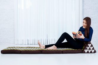 Leewadee Bequeme Japanische Bodenmatratze - Thai Bodenliege mit Dreieckskissen - Futon Klappmatte - Thai Massagematte, XL Extra Lang, 225 x 50 cm, Braun Gr&uuml;n