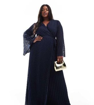 Tfnc Plus Linvitée - Robe portefeuille longue plissée en jacquard - Bleu marine