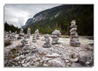 Wallario selbstklebendes Poster - Steinm&auml;nnchen am Wasser, Aufkleber in Premiumqualit&auml;t, Klebefolie Gr&ouml;&szlig;e: 70 x 100 cm (Riesenposter)