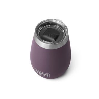 Yeti Rambler Weintrinkbecher aus Edelstahl, vakuumisoliert, mit MagSlider-Deckel, 284 ml, Nordic Purple