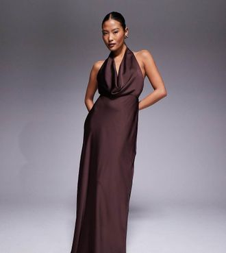 Forever New Petite - Becca - Robe de soir&eacute;e dos nu en satin avec col b&eacute;nitier - Marron chocolat-Brown