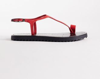 Asos Filomena - Sandales en cuir de qualit&eacute; sup&eacute;rieure avec fine boucle &agrave; lorteil et d&eacute;tails en point de surjet - Rouge