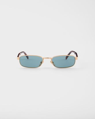 Prada Sonnenbrille mit der ikonischen Plakette aus Metall