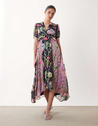 Hope & Ivy Robe mi-longue &agrave; fleurs vari&eacute;es avec buste cache-coeur-Bleu marine