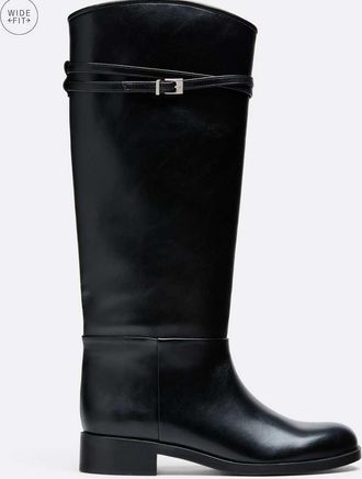 Stradivarius flache Stiefel in Schwarz in weiter Passform