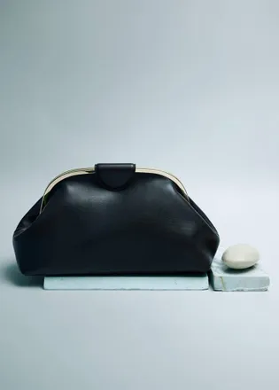 Mango Grand sac pochette d&eacute;tails m&eacute;talliques chocolat - Femme - Taille unique - MANGO