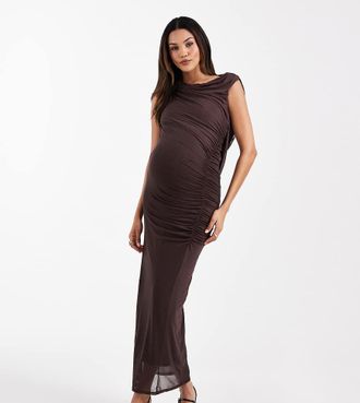 Asos Maternity ASOS DESIGN Maternity - Netzstoff-Maxikleid in Schokobraun mit One-Shoulder-Tr&auml;ger, geraffter Vorderseite und drapierter R&uuml;ckseite-Brown