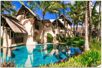 Wallario Outdoor-Poster f&uuml;r Garten oder Balkon Tropisches Resort mit Palmen, Motivbanner Gr&ouml;&szlig;e: ca. 60 x 90 cm, Outdoor-Bild