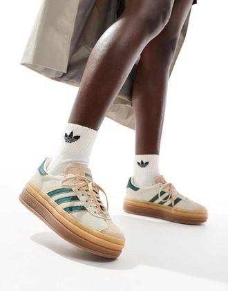 adidas Originals Gazelle Bold Sneaker in Cremewei&szlig; und Gr&uuml;n mit Gummisohle