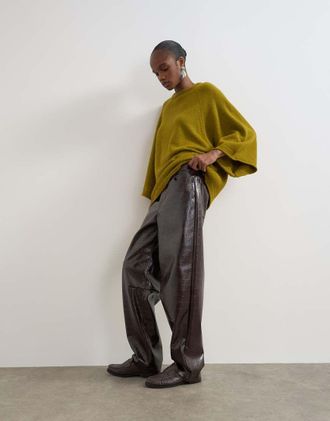 Topshop Barrel-Hose aus Kunstleder in Kroko-Optik in Schokobraun-ROT