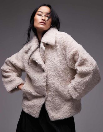 & Other Stories Veste en fausse fourrure avec boutons asym&eacute;triques - Beige-Neutre