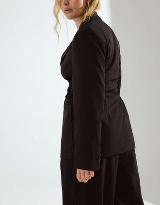 NA-KD taillierter Blazer mit Schn&uuml;rung in Schwarz