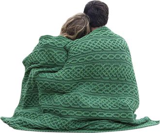 Aran Woollen Mills Carraig Donn Irische keltische Wolldecke Aran (Connemara gr&uuml;n)