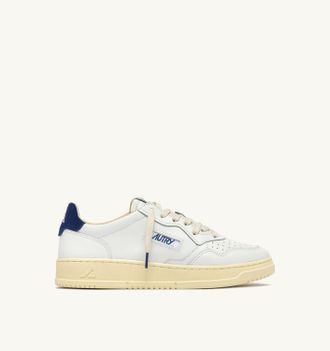 Autry BASKETS MEDALIST LOW EN CUIR BLANC ET DAIM BLUE DEPTHS