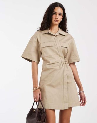 & Other Stories Robe courte cache-coeur fonctionnelle en coton - Beige-Neutral