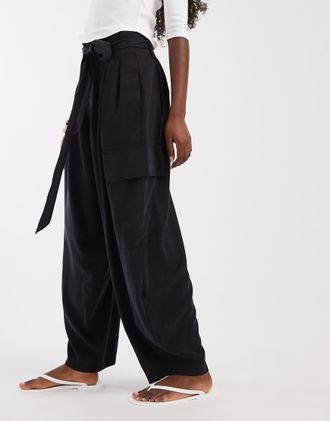 Asos Pantalon cargo bouffant en tissu doux avec ceinture - Noir