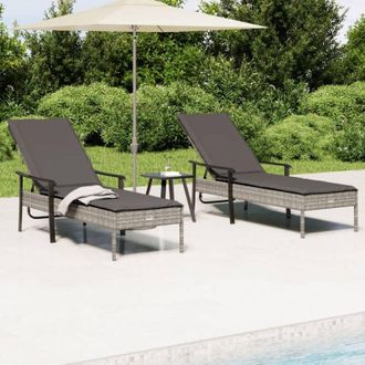 vidaXL Chaises longues 2pcs avec table et coussins gris r&eacute;sine tress&eacute;e Vidaxl