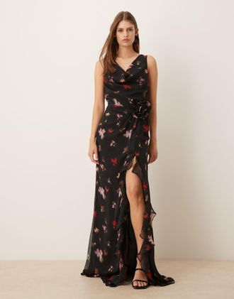Six Stories Maxikleid in Schwarz mit Blumenmuster, Wasserfallausschnitt vorne und Ansteckblume
