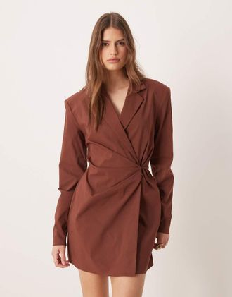 Asos Robe blazer courte et cintr&eacute;e &agrave; la taille - Chocolat-Brown