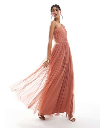 Lace & Beads Linvitée - Robe longue asymétrique à volants en cascade - Marron rosé