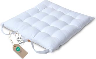 Homescapes dekoratives Stuhlkissen mit B&auml;ndern und Knopfverschluss, 40 x 40 cm in wei&szlig;, Bezug aus 100% reiner Baumwolle mit Polyester F&uuml;llung, pflegeleicht, wasc