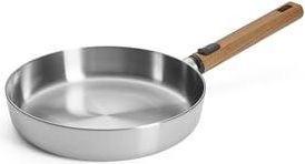 Woll Logic Steel Flachpfanne - Induktiv -, Ø 24 cm, 5 cm hoch mit abnehmbarem nachhaltigem Holzstiel - Geeignet für alle Herdarten, PFAS-frei