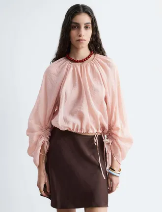 & Other Stories Blouse courte transparente avec liens aux manches et &agrave; la taille - Rose sombre