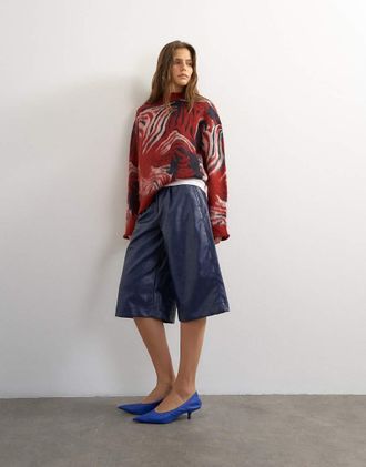 Topshop Bermuda-Shorts aus Kunstleder in Krokopr&auml;gung in Marineblau